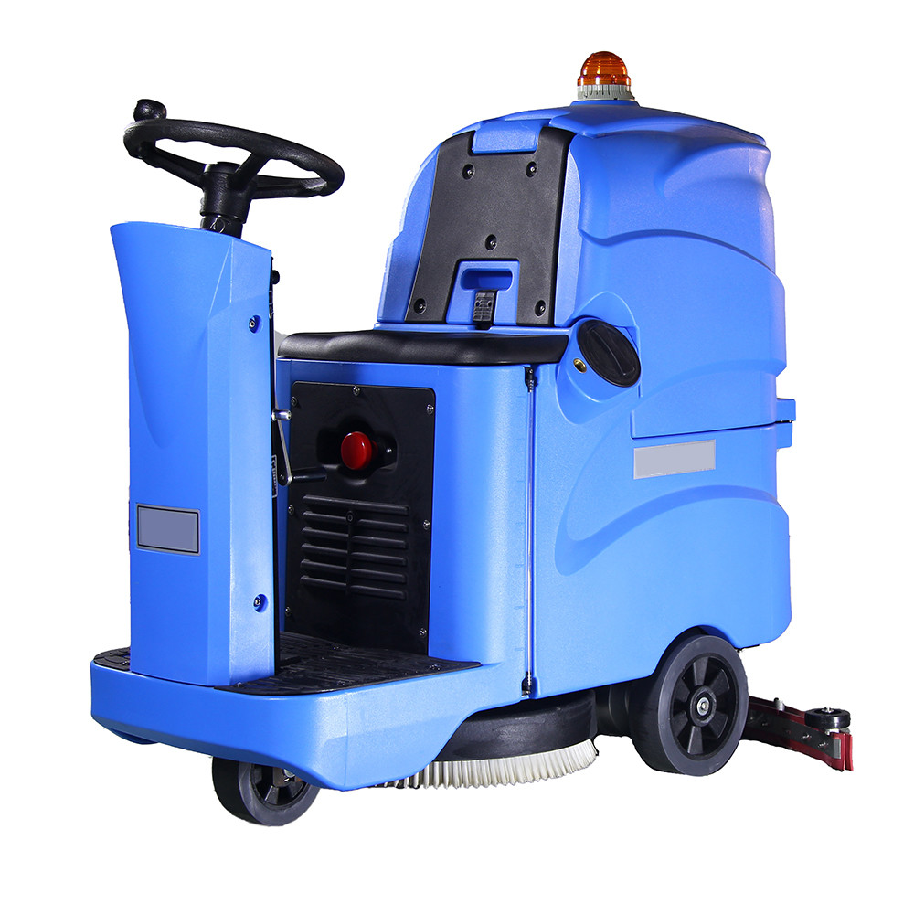 D7 Compact Ride On Floor Scrubber Dryer With Large Water Tank And Long ...